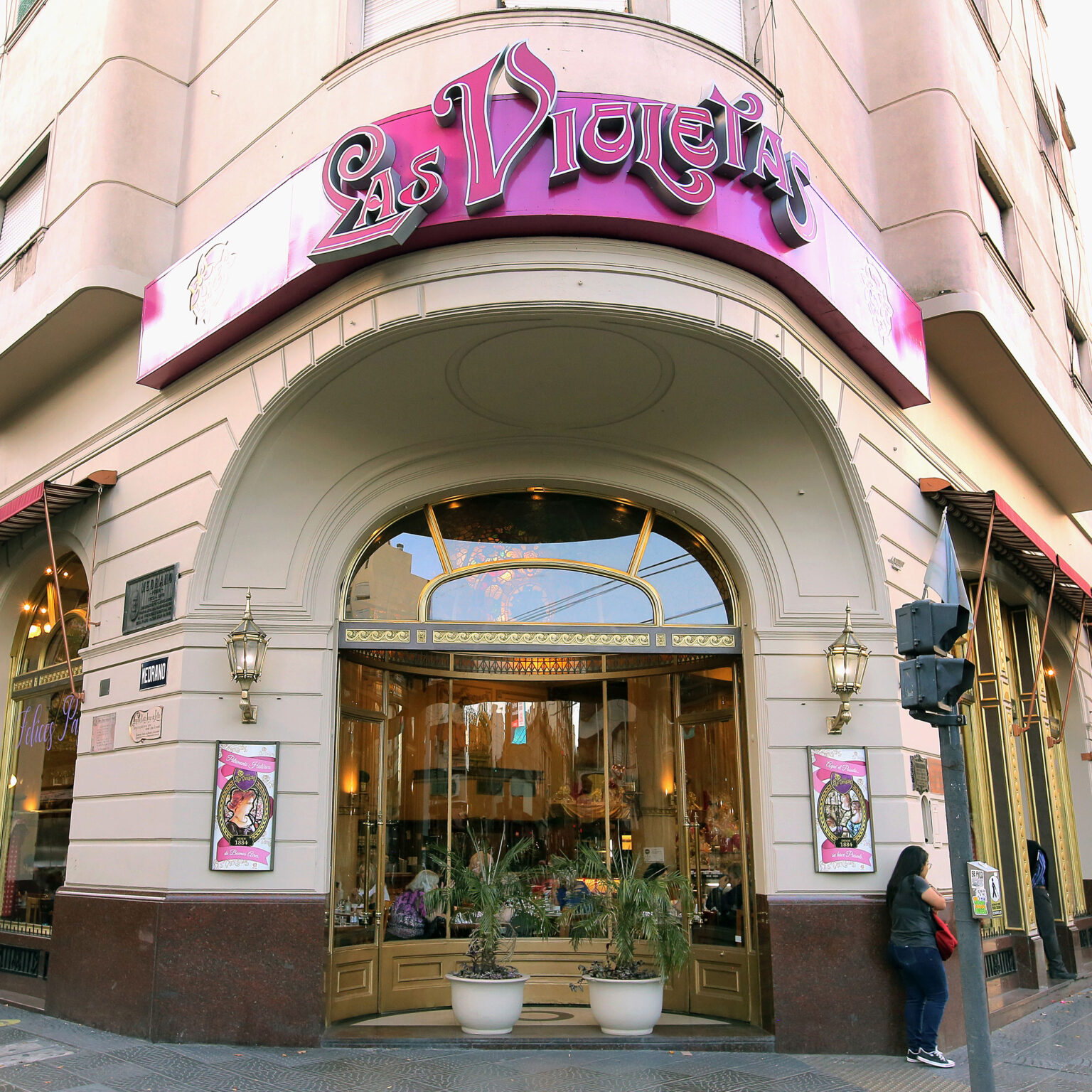 Las Violetas, uno de los bares porteños más emblemáticos - Edesur