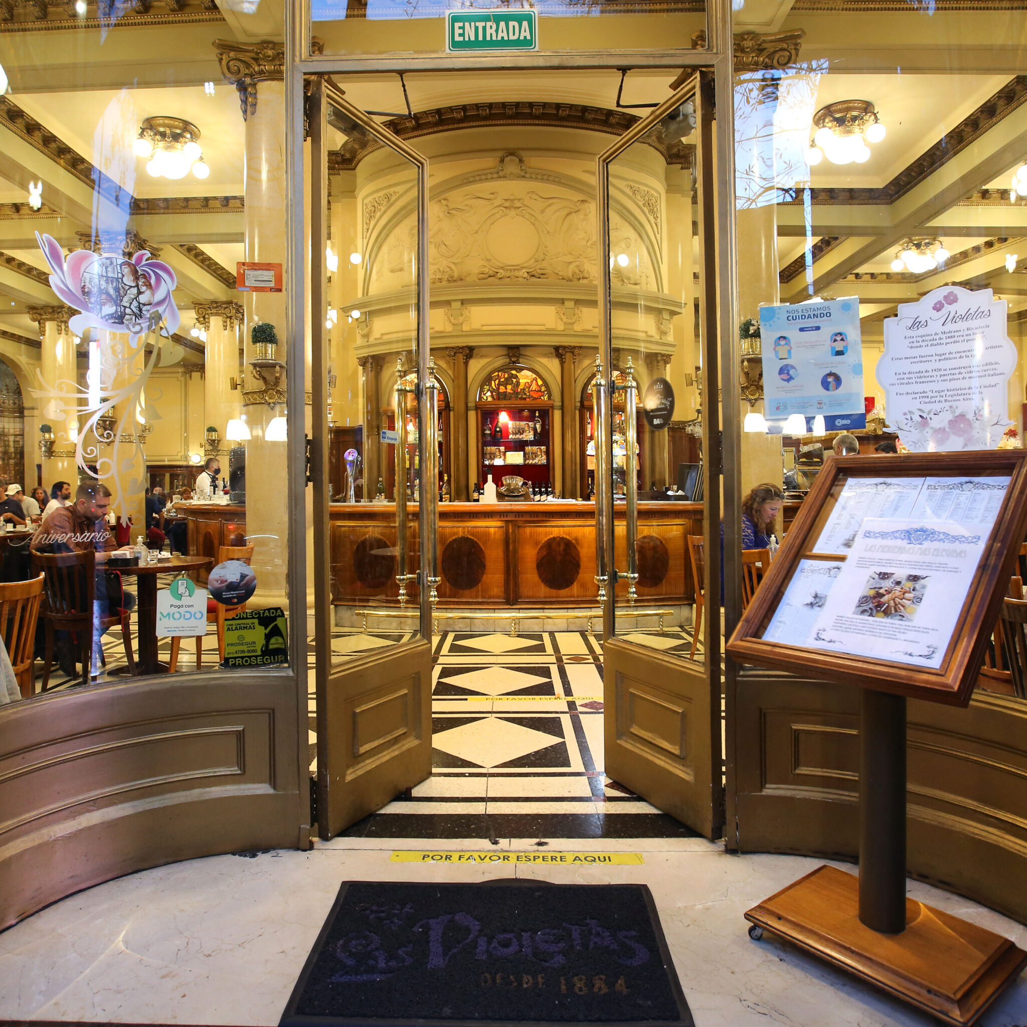 Las Violetas, uno de los bares porteños más emblemáticos - Edesur